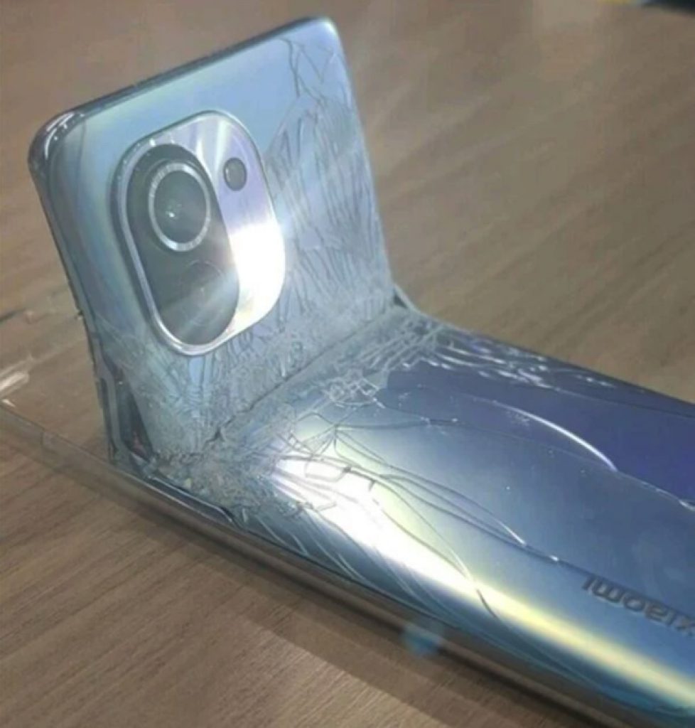 Valaki azt hitte, hogy össze lehet hajtani a Xiaomi Mi 11-et...tévedett ...